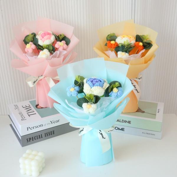 可愛らしい編みぐるみの花を使用した特別なデザインが魅力です。生花とは違い、長く美しさを保てるので、記念日や大切な方へのギフトとしても最適です。ふんわりとした質感と手作りならではの温かみが、贈る人の思いをより一層伝えてくれます。3色展開でご用...