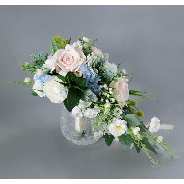 柔らかなパステルカラーを基調とした豪華なデザインが魅力です。淡い色合いが重なり合うことで、華やかさの中にやさしい雰囲気を感じさせ、手にするだけで特別な気分に包まれます。花々の繊細な表情が美しく表現されており、どの角度から見ても上品で存在感の...