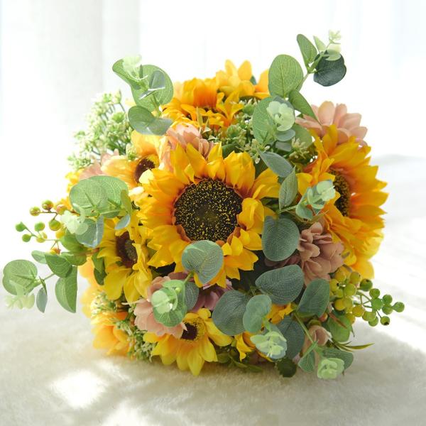華やかさと存在感を兼ね備えたウェディングブーケです。向日葵を取り入れたデザインは明るく爽やかで、花嫁の手元を華やかに彩ります。豪華な仕上がりで、前撮りや挙式のシーンでも写真映えし、特別な日の思い出をより一層美しく演出します。ボリューム感のあ...