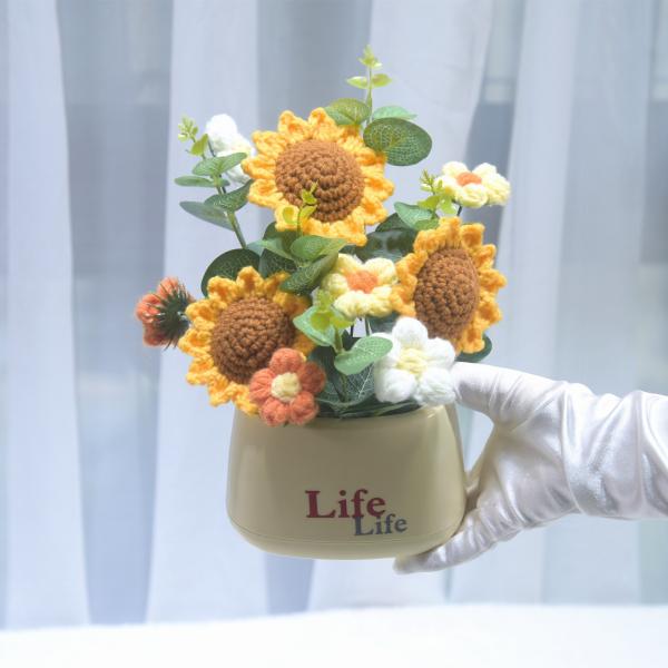 手編みの温かみが感じられるデザインで、ポットに入った向日葵のフラワーモチーフは、見ているだけで心が和みます。インテリアとして飾れば、リビングや玄関など日常の空間に華やかさをプラスし、季節を問わず楽しめるのも魅力です。太陽のように元気を与えて...
