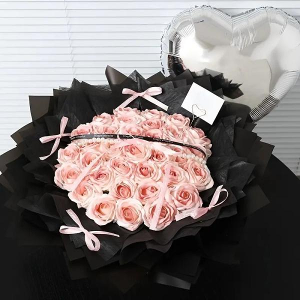 特別な想いを届けるのにぴったりな、豪華で美しいソープフラワーの花束をご用意しています。本物の花のように繊細なディテールと上品な質感が魅力で、見た目の美しさはもちろん、長期間楽しめる観賞用アイテムとしても人気です。石鹸素材でつくられているため...