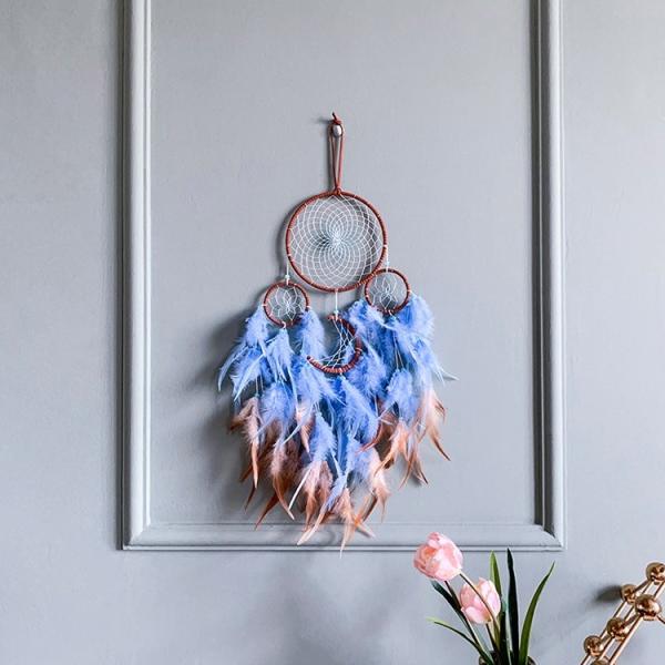 ■商品説明ドリームキャッチャーは、ネイティブアメリカンの伝統から生まれた、悪夢を防ぎ良い夢だけを通すと言われる神秘的なアイテムです。このドリームキャッチャーは、独特な青い色合いと柔らかな光の演出が特徴で、現代的なアレンジを加えたデザインが魅...