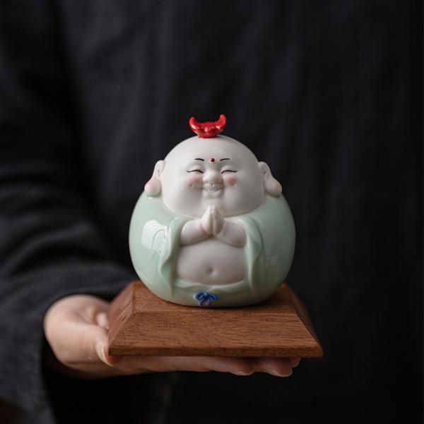 ■商品説明見る人の心を和らげ、穏やかな雰囲気を空間にもたらします。弥勒仏は仏教において未来の仏として知られ、人々の幸福と平和を象徴する存在として崇められてきました。その笑顔は、悩みや困難を乗り越えた先に待つ明るい未来を示唆し、多くの人に希望...