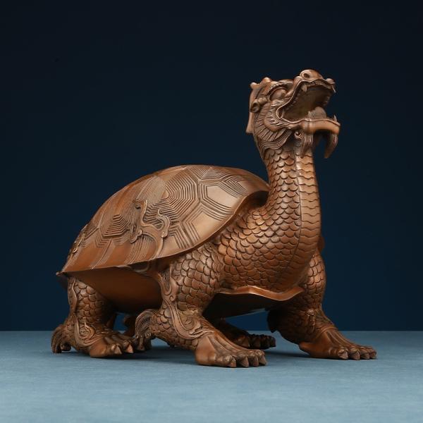 ■商品説明この置物は、銅製で精緻に作られた力強いデザインのオブジェです。龍亀は、古代中国において非常に重要なシンボルであり、龍の力強さと亀の長寿、安定を兼ね備えた存在として信仰されています。龍亀は特に風水において「財運」や「事業の成功」を象...
