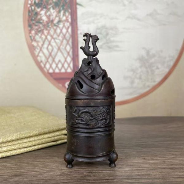 ■商品説明重厚感と神秘性を併せ持つ、〓古合金製の三足朱雀香炉。古銅色のボディには、精巧な龍の彫刻が施され、まるで古代の宝物のような存在感を放ちます。蓋の先端には朱雀を想わせる鳥の装飾があしらわれており、縁起の良い気配を宿す逸品です。全体は円...