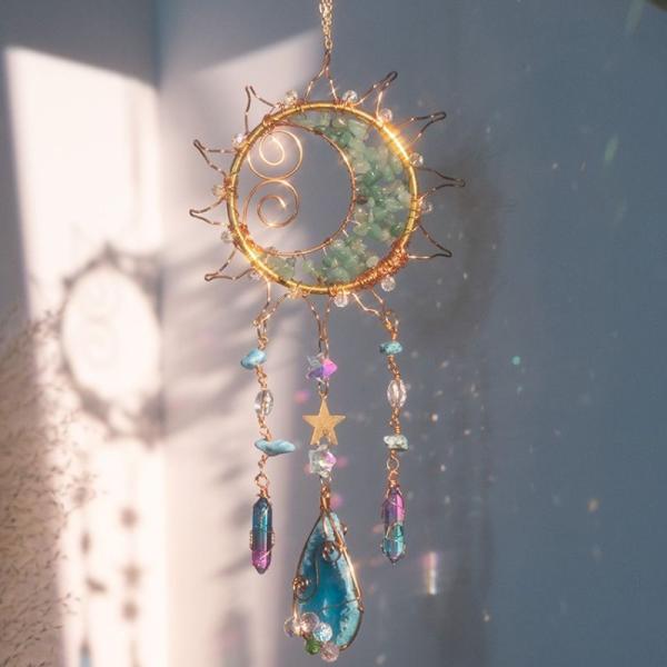 この力強いムーン＆サンモチーフの天然石ウォールハンギングは、風水において最も理想的な「陰（月）と陽（太陽）」の調和のエネルギーを象徴し、あなたの運気全体をバランス良く向上させてくれる可能性があるアイテムです。モチーフの「太陽」は陽の気、すな...