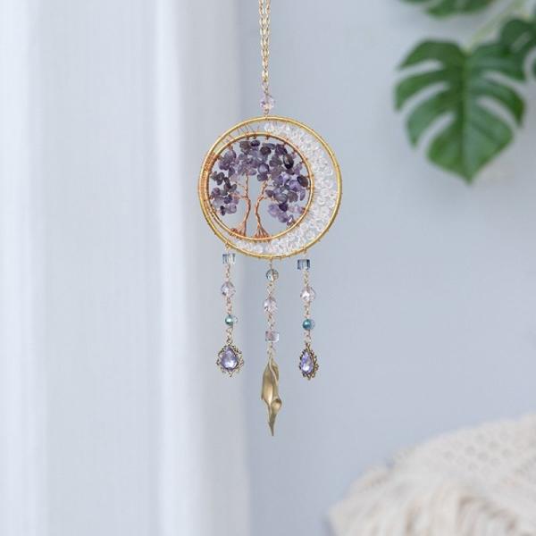 この優雅で神秘的なアメジストのムーン＆ツリーオブライフ・ウォールハンギングは、風水が重んじる「知的な成長」と「精神的な調和」のエネルギーを、穏やかにあなたの空間にもたらしてくれる可能性があるアイテムです。モチーフの三日月と満月（リング）の二...