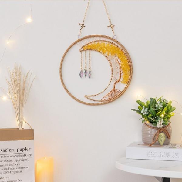 この鮮やかな黄金色が輝くシトリンのムーン＆ツリーオブライフ・ウォールハンギングは、風水において最も強力な「金運」と「繁栄」のエネルギーを空間にもたらしてくれる可能性がある、非常に縁起の良いアイテムです。メインに使用されているシトリンは、「富...