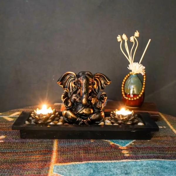 ■商品説明ヒンドゥー教の象頭神であるガネーシャをモチーフにした、美しくモダンなデザインのキャンドルホルダーです。ガネーシャは、知恵、繁栄、障害除去の神様として広く信仰されており、特にビジネスや学業、家庭の幸運を願う人々にとって、大切な存在と...