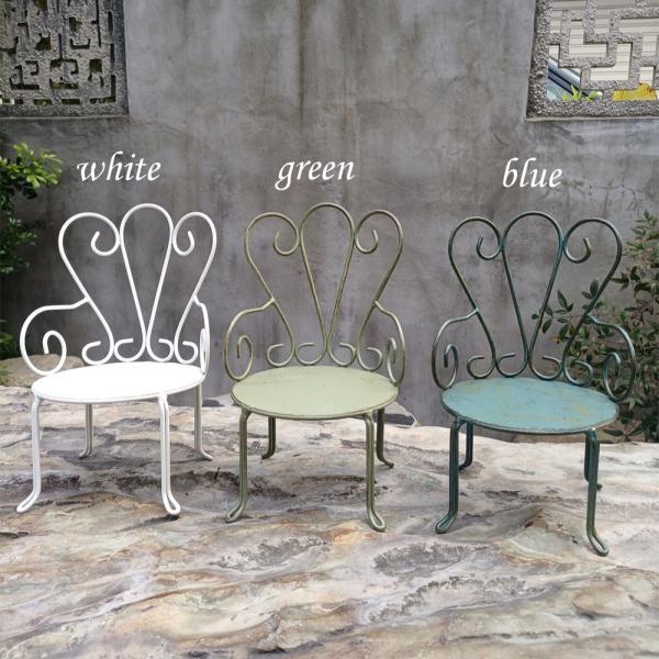 ■商品説明美しいデザインのガーデンオブジェ「スモールチェア」は、庭やガーデンに華やかさを加えるアイテムです。カラフルな3カラー展開で、シンプルながらも存在感のある形状は、さまざまなシーンで活躍します。ウッド調の質感が魅力的で、自然な雰囲気を...