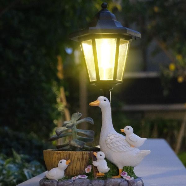 魔法のパティオでは美しいデザインが魅力の、庭やガーデンを素敵に演出するためのアイテムを数多く揃えています。愛らしいアヒルの「ガーデンライト」は、樹脂製で作られたかわいらしいデザインが特徴です。このソーラーライトは、夜の庭やテラスを優しく照ら...