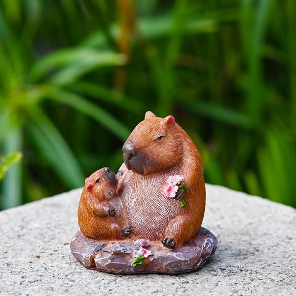 魔法のパティオでは美しいデザインが魅力の、庭やガーデンを素敵に演出するためのアイテムを数多く揃えています。癒し系のカピバラ親子があなたの庭に笑顔をもたらします！このガーデンオブジェは、可愛らしいカピバラの親子が寄り添う姿を精巧に再現したアイ...