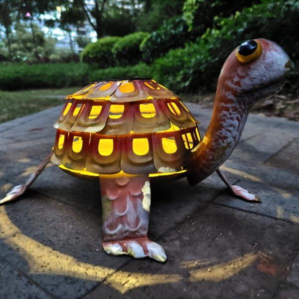 こちらの「ガーデンライト  カメ」は、愛らしいカメのデザインが特徴の魅力的なガーデンライトです。このカメがあなたのお庭を明るく彩り、見る人に和やかな心地よさを提供します！夜になると自動で点灯するソーラー機能が、優しい光を放ち、どの角度からで...