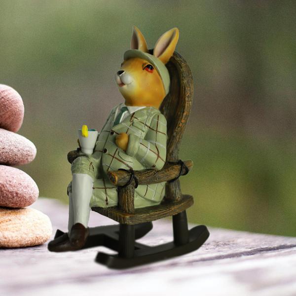 ■商品説明こちらの「ガーデンライト 椅子でくつろぐウサギ」は、あなたの庭に優雅な雰囲気を添えるアイテムです。このガーデンライトは、お庭やテラスに温かみのある明かりを灯し、訪れる人々に癒しのひとときをもたらします！椅子に座る愛らしいウサギの姿...