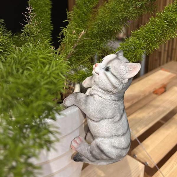 ■商品説明こちらの「ガーデンオブジェ 猫」は、遊び心満載のデザインが特徴の素晴らしいアイテムです。この可愛らしい猫のオブジェは、植木鉢に簡単に引っ掛けることができ、あなたのお庭やテラスにユニークなアクセントを加え、訪れる人々に楽しい雰囲気を...