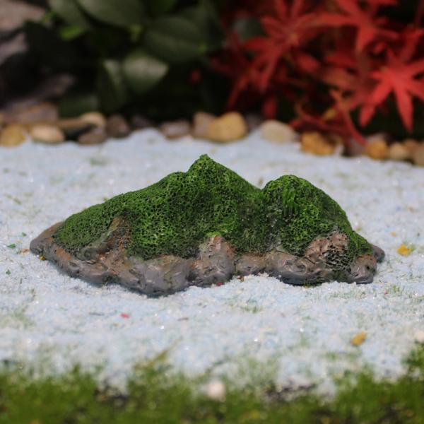 こちらの「ガーデンオブジェ 苔の付いた石」は、あなたの庭やベランダに自然の美しさをもたらす魅力的なアイテムです。リアルな苔の表現が施されたデザインは、訪れる人々に穏やかなひとときを提供し、空間をナチュラルに彩ることでしょう！耐候性に優れた樹...