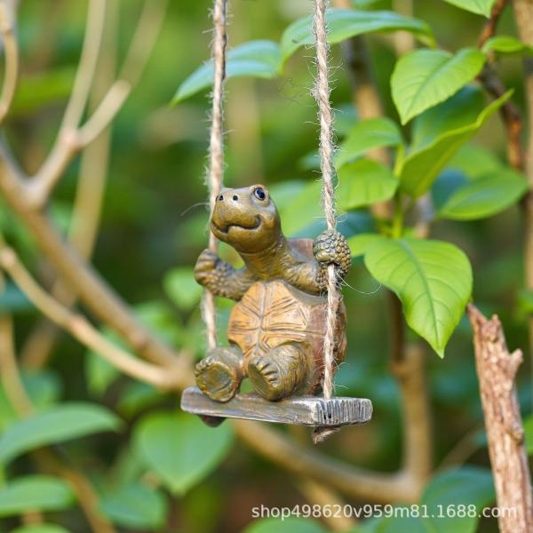 こちらの「ガーデンオブジェ ブランコに乗っているカメ」は、あなたの庭やバルコニーに楽しい雰囲気をもたらす素晴らしいアイテムです！愛らしいカメがブランコに乗っているデザインが特徴で、訪れる人々に微笑みを届け、癒しの空間を演出します。耐久性に優...