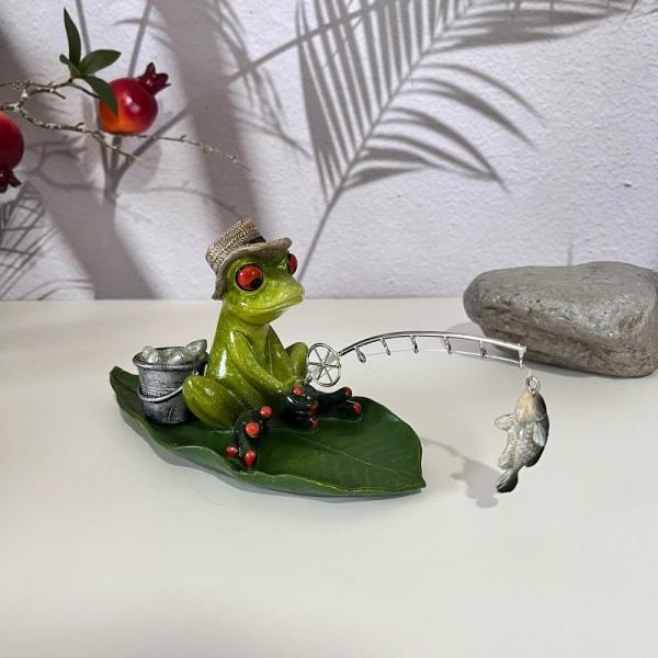 ■商品説明こちらの「ガーデンオブジェ カエル」は、あなたの庭に可愛らしさと楽しさをプラスする素晴らしいアイテムです！愛くるしいカエルのデザインが周囲の人々に癒しを与え、特別な空間を演出します。軽量で扱いやすく、お手入れも簡単なため、屋外でも...