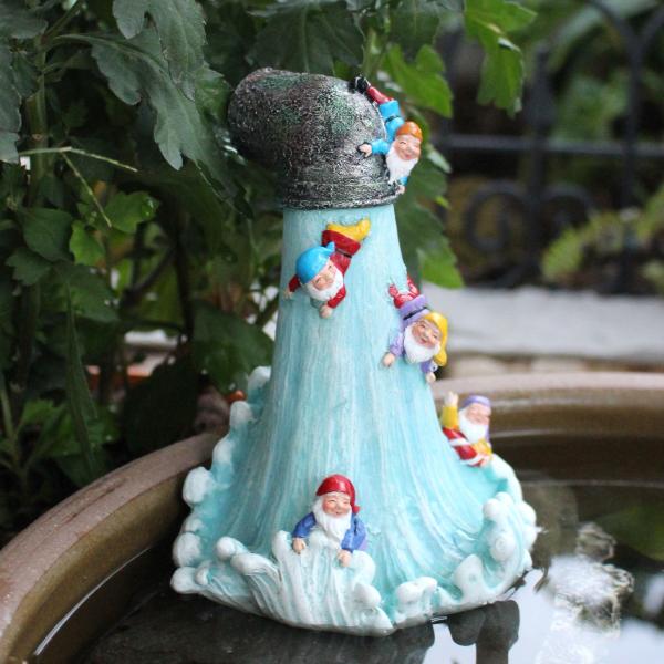 こちらの「ガーデンオブジェ 蛇口から沢山のドワーフが出てきているデザイン」は、あなたの庭やバルコニーに楽しい雰囲気を加える素晴らしいアイテムです！個性的なドワーフたちが蛇口から飛び出すユニークなデザインは、訪れる人々に微笑みと驚きを提供し、...