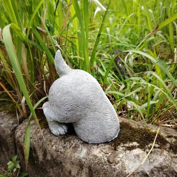 ■商品説明このオブジェは、ユニークで愛らしいデザインが特徴の庭のアクセサリーです。愛犬の姿を模して作られており、庭やバルコニーに設置することで、訪れる人に笑顔をもたらす存在となるでしょう。顔を穴に入れることで、ちょっとした遊び心を演出し、家...