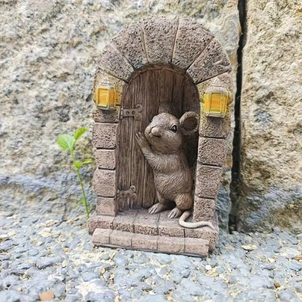 こちらの「ガーデンオブジェ ドアから出てきているネズミ」は、遊び心満載のデザインが庭にユニークな雰囲気を添え、訪れる人々に驚きと笑顔を提供する魅力的なアイテムです。この愛らしいネズミが、あなたの庭やベランダにさらに楽しさをもたらし、独自の存...