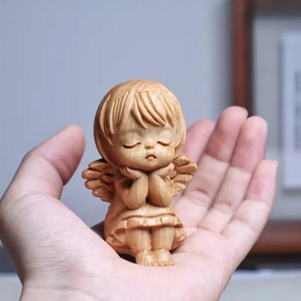 こちらの「ガーデンオブジェ 木製 エンジェル」は、あなたの庭やバルコニーに神秘的な魅力をもたらす素敵なおしゃれアイテムです！暖かみのある木製のエンジェルデザインが、訪れる人々に癒しを与え、個性的なスペースを演出します。自然素材を使用しており...