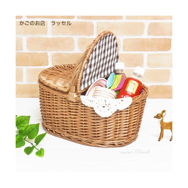 ふた付き＆内布付きのかわいいピクニックバスケット。やさしい雰囲気の柳ツルのかごに、茶色チェックの布付きで、とにかくかわいいです。お弁当や飲み物、レジャーシート、お皿、タオル等を入れてお使いいただけます。おしゃキャン、グランピングに。ピクニッ...