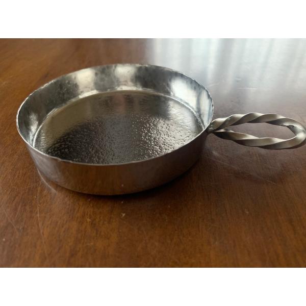 青森ねぶた衣装『しごき』と言われる腰帯にガガシコを結んで、水やお酒を飲む為に作られてた、ねぶた衣装のアイテムです。一般に販売されているガガシコよりも一回り小さくかわいいサイズに仕上げました。サイス：直径 約9センチ、高さ 約2センチ、全長 ...