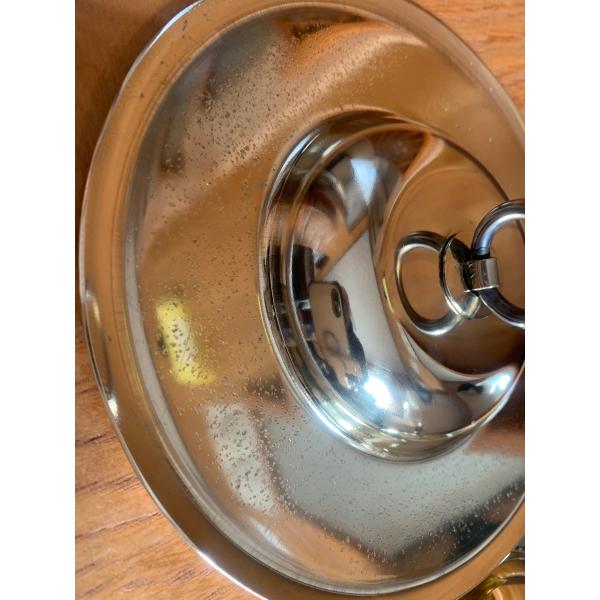 **手振り鉦（てぶりがね）**は、青森ねぶた囃子においてリズムを刻む重要な打楽器のひとつで、ねぶた囃子の躍動と高揚感を象徴する音として、祭りに欠かせない存在となっています。手振り鉦表面には青森の雪をイメージしたオリジナルのハンマーテクスチャ...