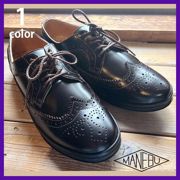 英国伝統のドレスシューズに見られるウィングチップを採用。その伝統的なデザインが持つクラシックな雰囲気を"MANEBU"と掛け合わせる事で生まれたクラシックシティスタイルです。クラシックなアッパーに対して、ソールはスニーカーソールを採用してい...