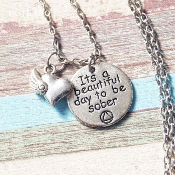 ルテアロ MADE / 当店を装う偽サイトや、その当商品の類似品、偽物にご注意くださいませ。It's a beatiful day to be sober・・しらふ（お酒に酔わない）でいてもいいくらい素敵な1日だ！[サイズ]ペンダントトップ...