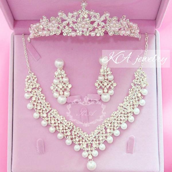 新品　全国送料無料　国内発送サイズティアラ　高さ 4.2cm 横 14cmネックレス　〜48cm 調節可能イヤリング  (ネジバネ式式 )、 ピアス　4.5cm箱、タグはついておりません。アクセサリーのみになります。シンプル なので結婚式 ...