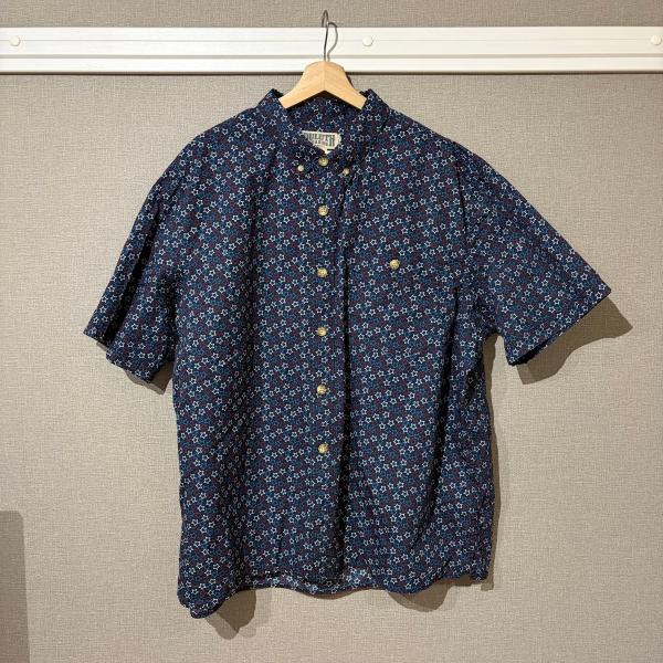 【商品名】：【USED】DULUTH TRADING 星柄 ビッグシャツ メンズ 2XL 半袖 ネイビー 夏服【ブランド】：DULUTH TRADING【カラー】：ネイビー【サイズ】：2XL　[着丈]：84 cm　[身幅]：72 cm　[肩...