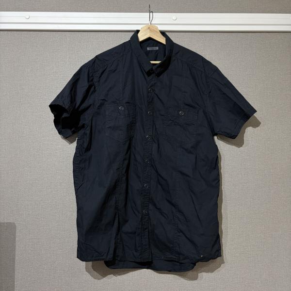 【商品名】：【USED】KENNETH COLE ビッグシャツ 2XL 半袖 ブラック 夏服【ブランド】：KENNETH COLE【カラー】：ブラック【サイズ】：2XL　[着丈]：82 cm　[身幅]：68 cm　[肩幅]：50 cm　[袖...