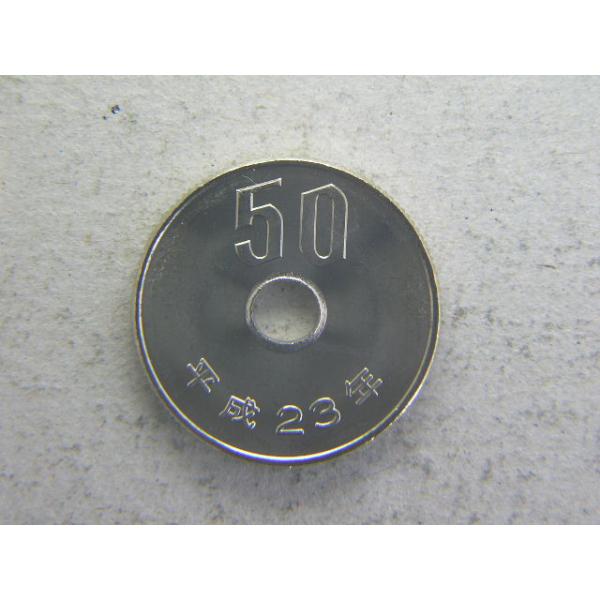 この年号の50円貨幣は、貨幣セット発行分のみの製造となり、銀行に供給されることはありませんでした。発行枚数45万6千枚　直径21ミリ　品位　銅750/ニッケル250　量目4.0ｇ面　菊花※ミントセットから取り出した未使用コインです。