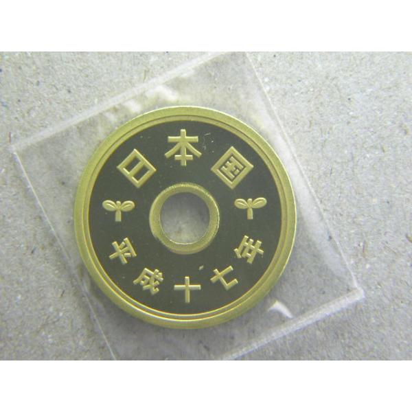 発行枚数1602万9千枚　直径22ミリ　品位銅60％〜70％　亜鉛40％〜30％　量目3.75ｇ　面　稲穂、歯車、水面　背　双葉　亜鉛の含有量により、微妙な色違いが存在します。Proofセットから取り出した未使用貨幣です。参考　プルーフセッ...