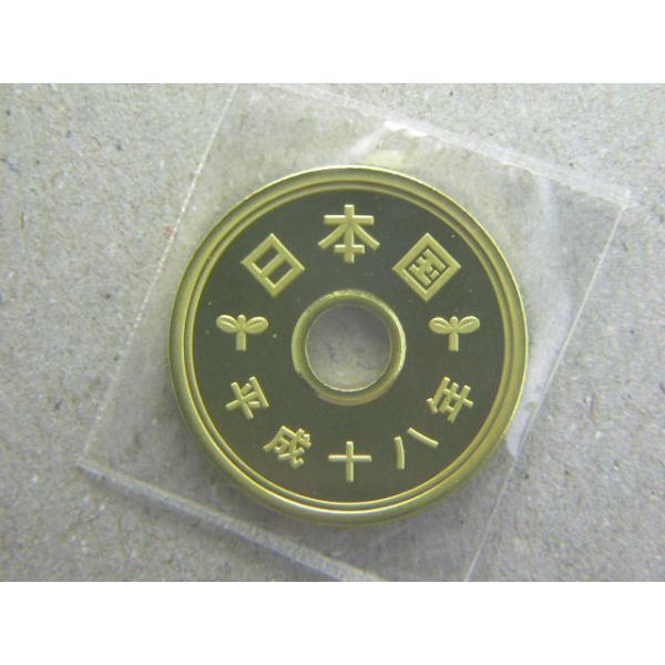 発行枚数959万4千枚　直径22ミリ　品位銅60％〜70％　亜鉛40％〜30％　量目3.75ｇ　面　稲穂、歯車、水面　背　双葉　亜鉛の含有量により、微妙な色違いが存在します。Proofセットから取り出した未使用貨幣です。参考　プルーフセット...