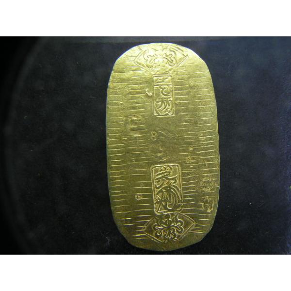 鋳造期間 元文元年（1736年）〜文政元年（1818年） 品位金６５．３％ 量目１３．０ｇ 江戸時代８０年以上に渉って流通した小判です。元文一分金とともに、一気に大量に製造されたため製作はかなり荒く、また、長期に渉って流通したため状態の良い...