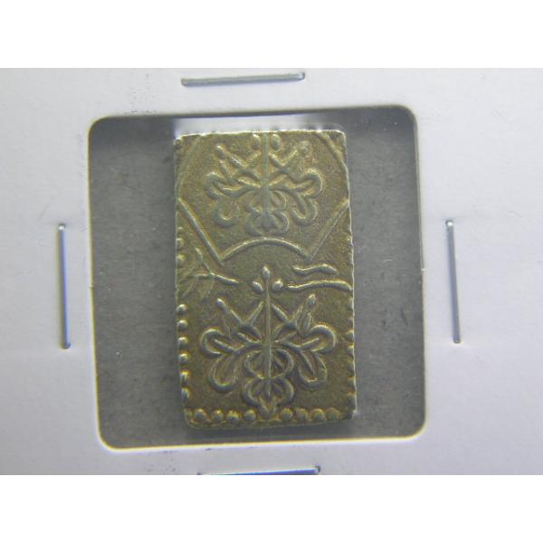 鋳造期間　安政３年〜万延元年　品位金２０．９％　量目５．６２ｇ　※書体に数種有り