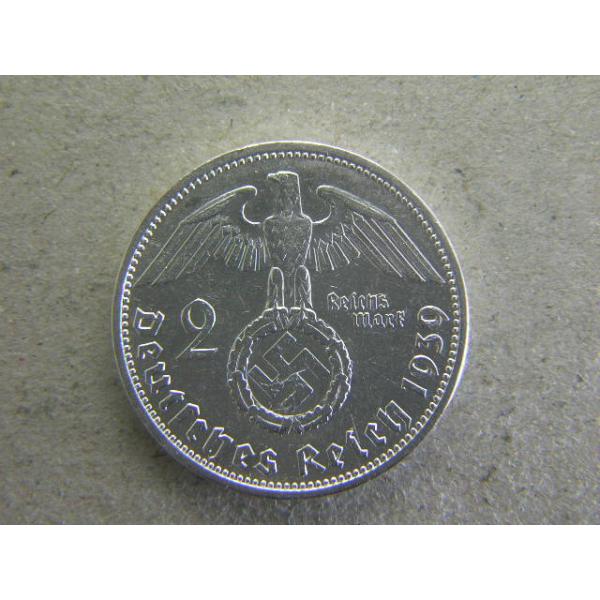 品位　銀62.5％　量目8.0ｇ　ナチスのシンボルであるカギ十字が大きく入っています。肖像はヒンデンブルグ大統領。1936年、ラインラントに進駐した独軍は、1938年オーストリアを武力併合。1940年ポーランド侵攻により、欧州は第２次世界大...