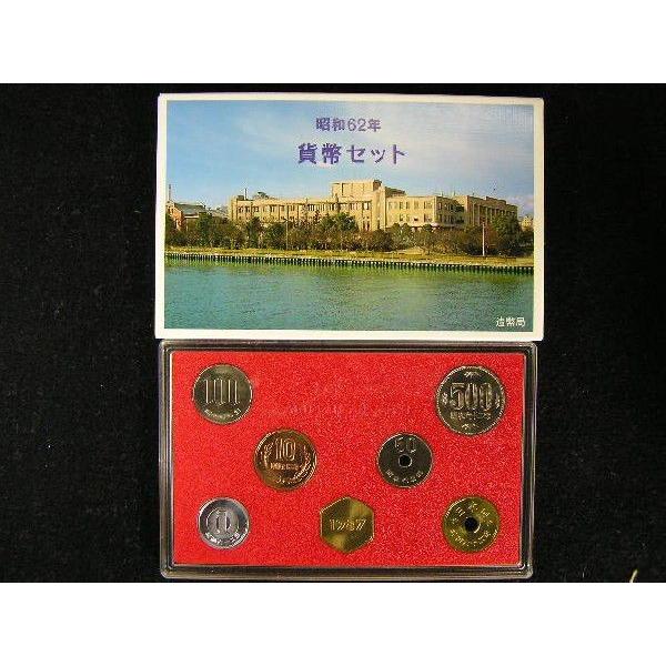 販売数49万　造幣局販売価格1,500円　この年、５０円白銅貨の発行は無かったのですが、ミントセットに封入される枚数だけは製造されました。為に、この年号の５０円白銅貨を入手するには、ミントセットを購入するしか無く、希少性が出ています。非常に...