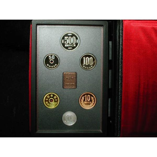 販売数23万　造幣局販売価格5,000円　この年、50円白銅貨の発行は無かったのですが、ミントセットに封入される枚数だけは製造されました。為に、この年号の50円白銅貨を入手するには、ミントセットを購入するしか無く、希少性が出ています。※撮像...