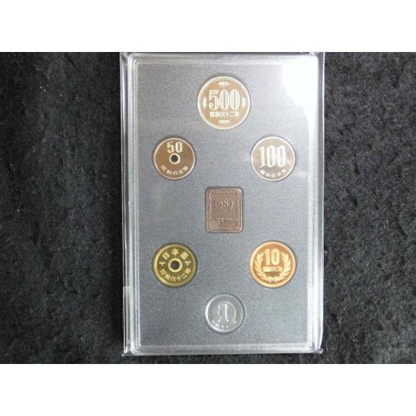 販売数２３万　造幣局販売価格5,000円　この年、５０円白銅貨の発行は無かったのですが、ミントセットに封入される枚数だけは製造されました。為に、この年号の５０円白銅貨を入手するには、ミントセットを購入するしか無く、希少性が出ています。※撮像...