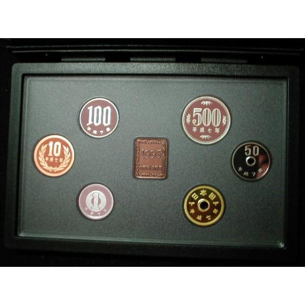 販売数２０万　造幣局販売価格７２１０円　プルーフ貨幣セットは、鏡面仕上げされたコイン地に、つや消しの模様を浮き出させた美麗な５００円、１００円、５０円白銅貨に１０円青銅貨、５円黄銅貨、１円アルミ貨の６種貨幣と中央に発行年度を示す年銘版で構成...