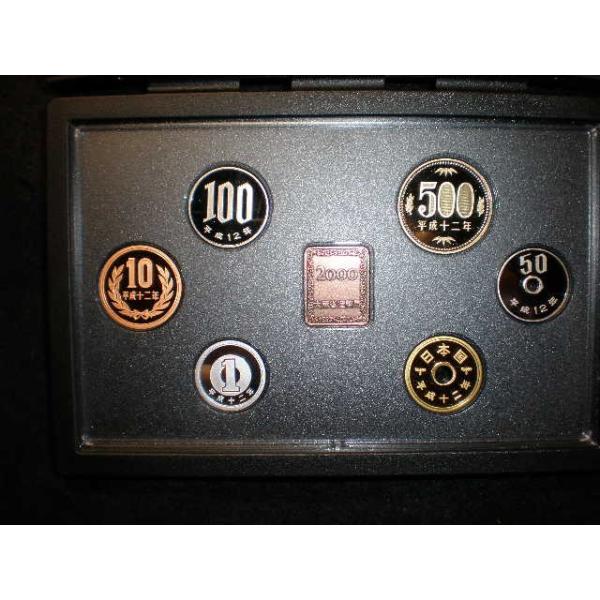 販売数１２万６千　造幣局販売価格７３５０円　プルーフ貨幣セットは、鏡面仕上げされたコイン地に、つや消しの模様を浮き出させた美麗な５００円、１００円、５０円白銅貨に１０円青銅貨、５円黄銅貨、１円アルミ貨の６種貨幣と中央に発行年度を示す年銘版で...