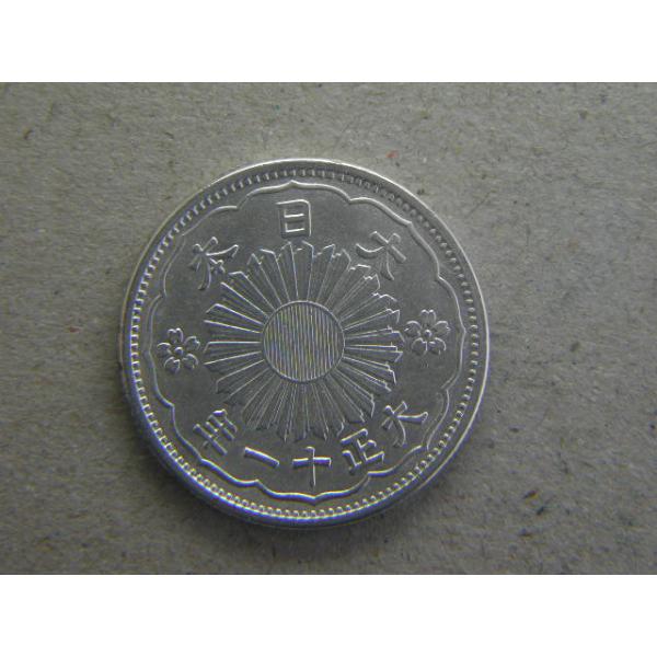 発行枚数７６３２万枚　直径２３．５ミリ　品位銀７２．０％　量目４．９５ｇ　小丸５０銭の愛称で良く活躍した、戦前ではポピュラーな銀貨です。流通期間も長く、それだけに、状態の良いコインが少ないのも特徴です。今の１００円玉みたいなものでしょうね。...