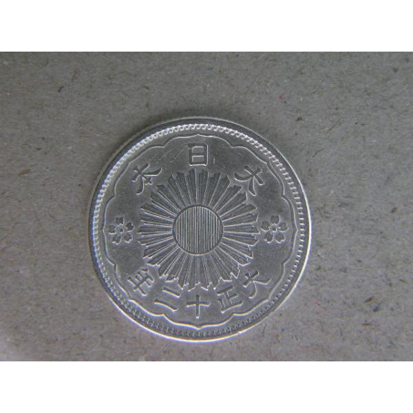 発行枚数１億８５１８万枚　直径２３．５ミリ　品位銀７２．０％　量目４．９５ｇ　小丸５０銭の愛称で良く活躍した、戦前ではポピュラーな銀貨です。流通期間も長く、それだけに、状態の良いコインが少ないのも特徴です。今の１００円玉みたいなものでしょう...