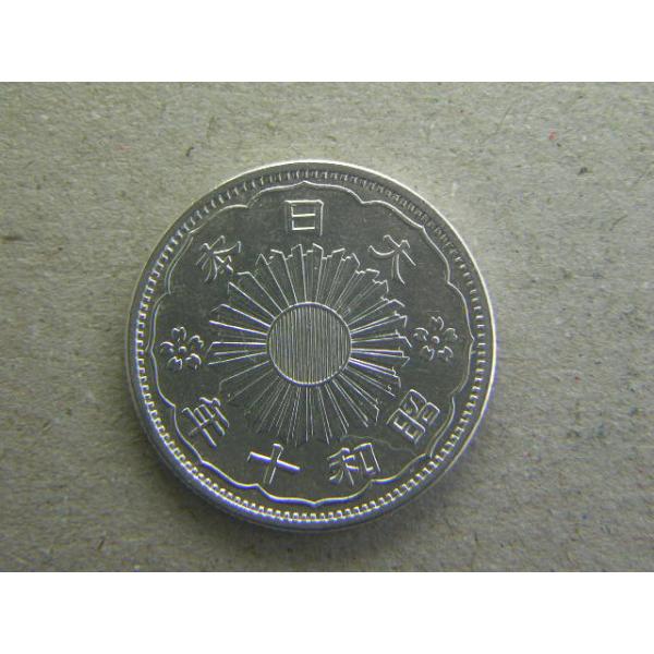 発行枚数１１７３万枚　直径２３．５ミリ　品位銀７２．０％　量目４．９５ｇ　小丸５０銭の愛称で良く活躍した、戦前ではポピュラーな銀貨です。流通期間も長く、それだけに、状態の良いコインが少ないのも特徴です。今の１００円玉みたいなものでしょうね。...