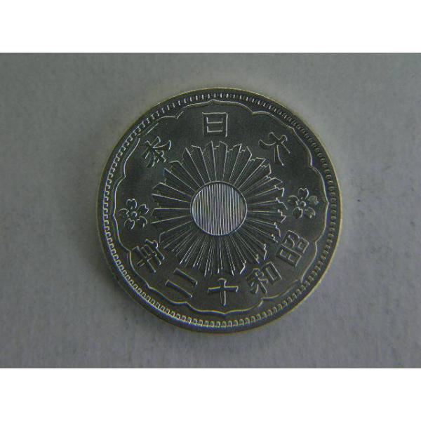 発行枚数4,800万枚　直径23.5ミリ　品位銀72.0％　量目4.95ｇ　小丸５０銭の愛称で良く活躍した、戦前ではポピュラーな銀貨です。流通期間も長く、それだけに、状態の良いコインが少ないのも特徴です。今の１００円玉みたいなものでしょうね...