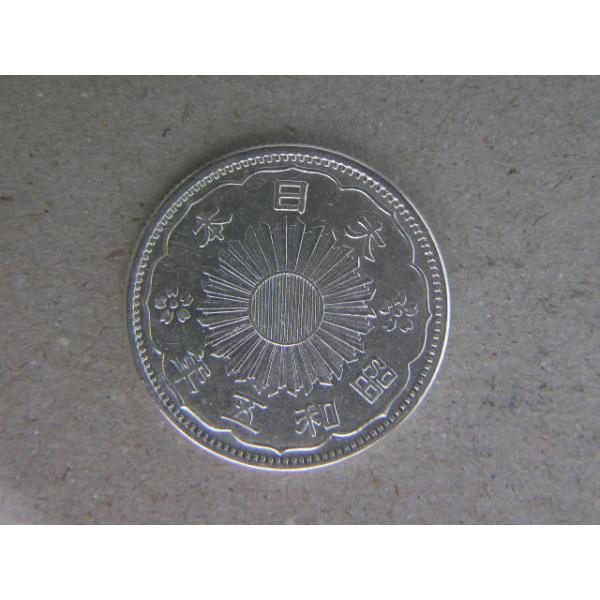 発行枚数１０２０万枚　直径２３．５ミリ　品位銀７２．０％　量目４．９５ｇ　小丸５０銭の愛称で良く活躍した、戦前ではポピュラーな銀貨です。流通期間も長く、それだけに、状態の良いコインが少ないのも特徴です。今の１００円玉みたいなものでしょうね。...